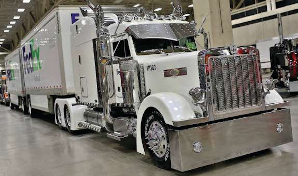 Peterbilt 379 in basic white a stunner | Truckers News