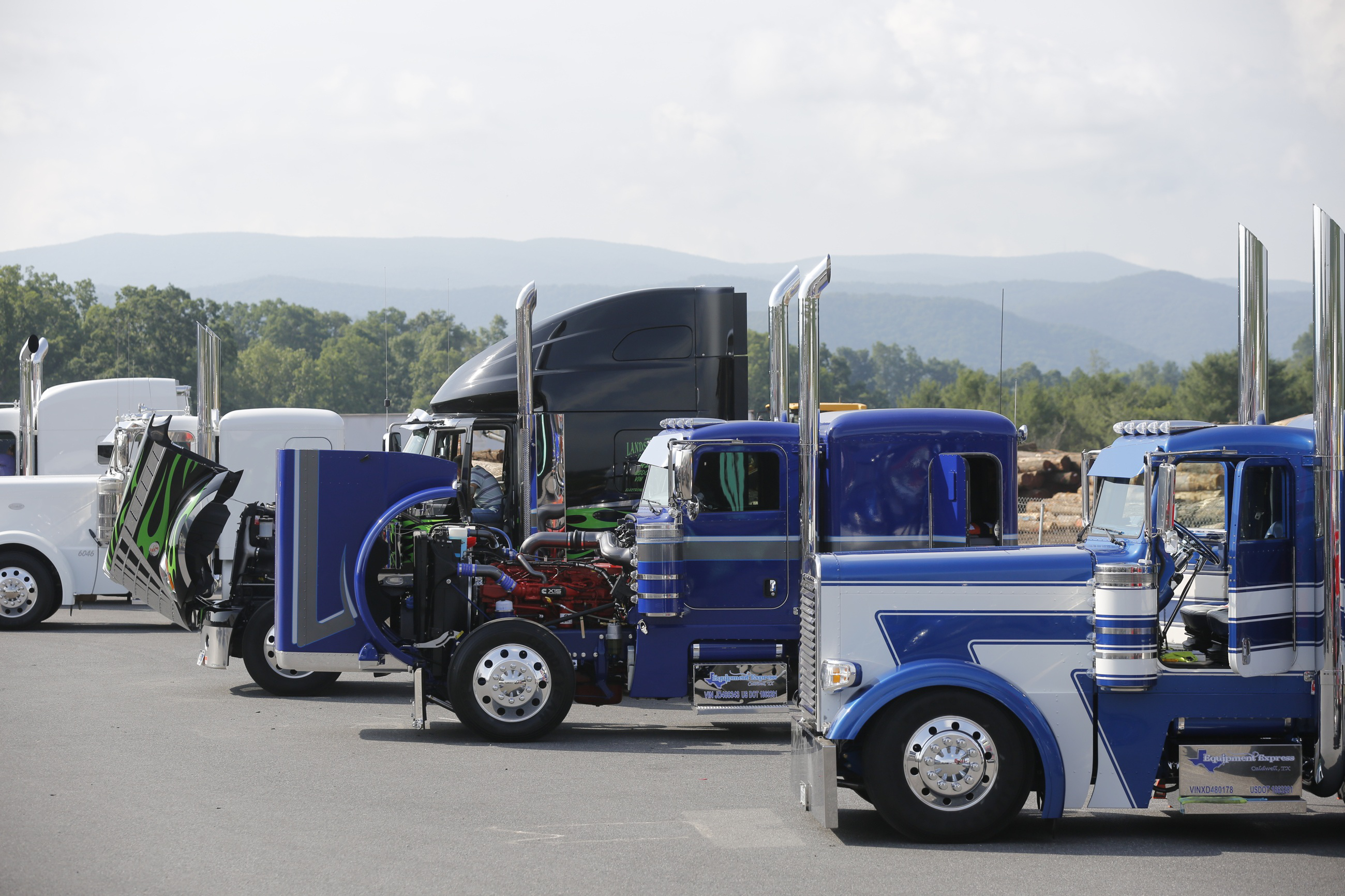 See some of the super rigs at Shell ROTELLA SuperRigs | Truckers News