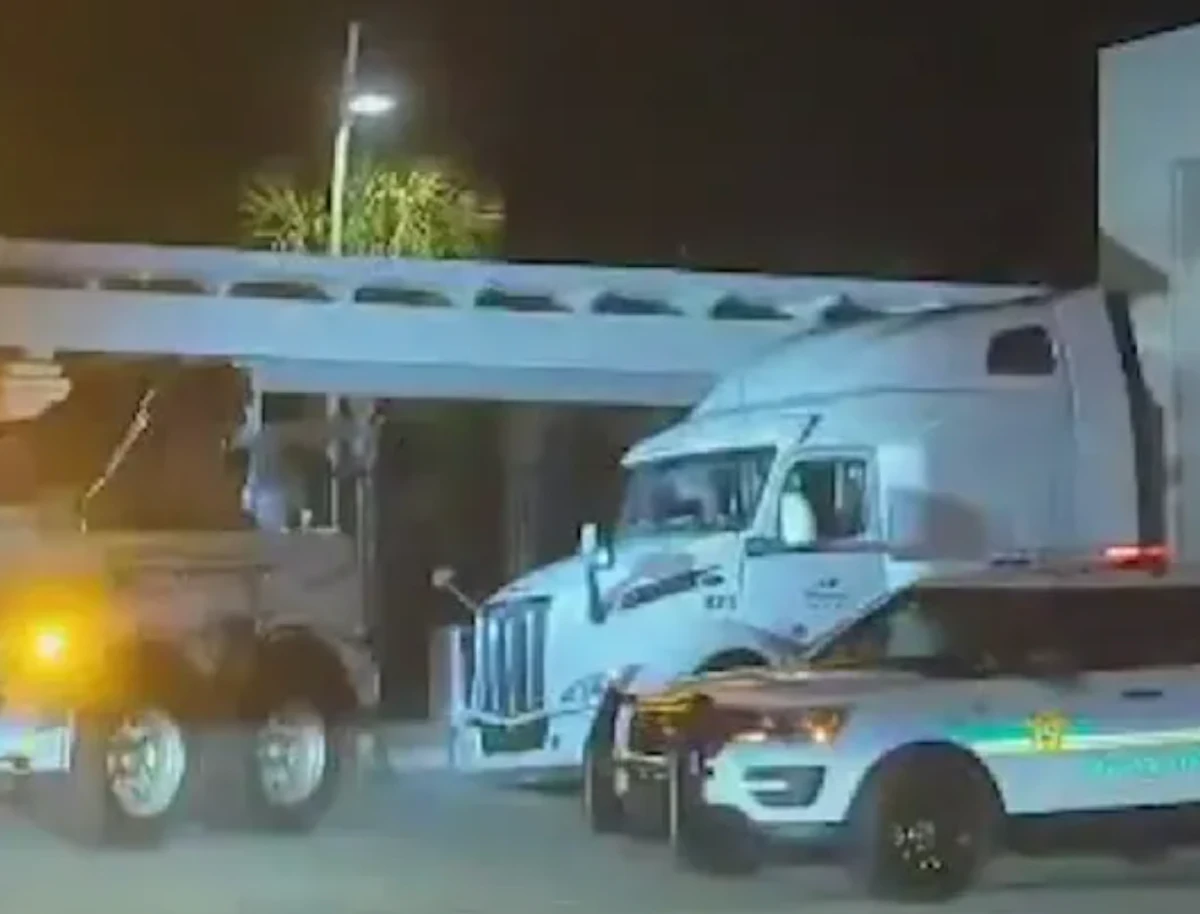 Man in a stolen semi holds police at bay for hours in Orlando, Florida ...