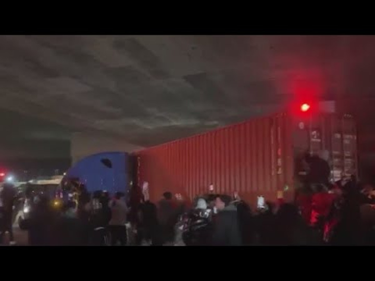 Tractor-trailer joins in the action during Oakland sideshow | Truckers News