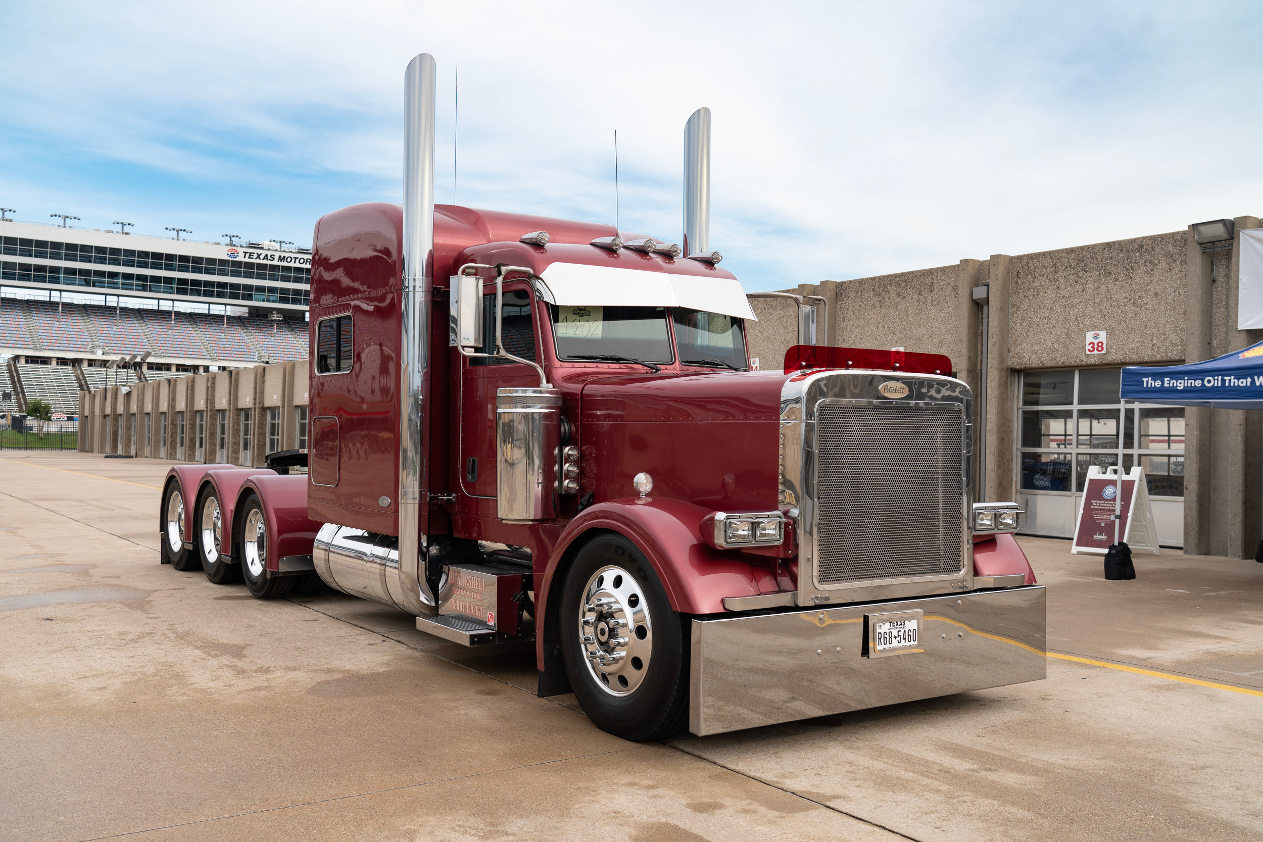SuperRigs attracts top owner-operator rigs. Here's some from Friday ...