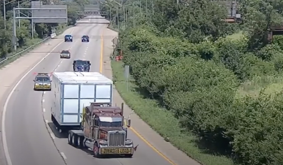 Watch as driver of oversize load backs up to avoid hitting I-75 ...